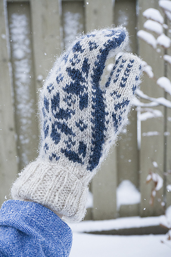 Ravelry: Granny mittens pattern by Anna Radchenko