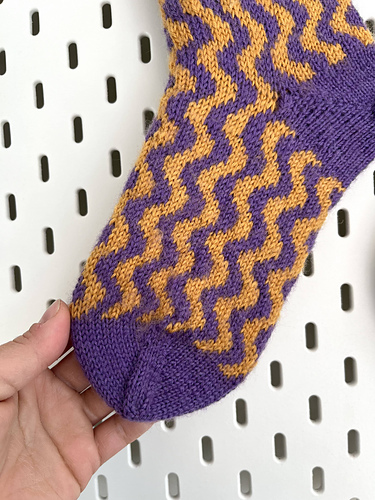 Ravelry: Retro Ripple Socks pattern by Ninetyoneknits
