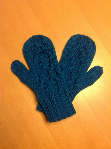 Ravelry: Red riding mittens pattern by Gabrielle Vézina