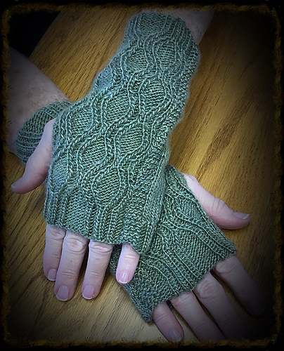 Ravelry: Hourglass Fall Mitts pattern by Susan Gressman