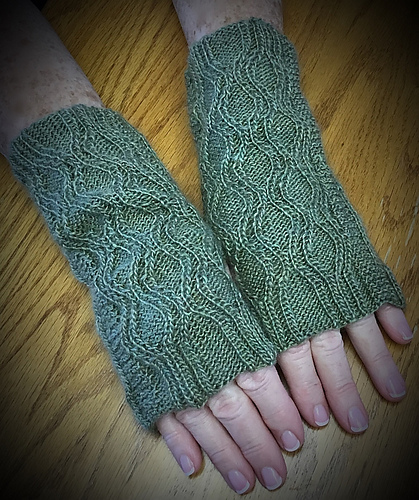 Ravelry: Hourglass Fall Mitts pattern by Susan Gressman