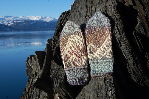 Ravelry: The Great Wave Mittens pattern by Natalia Moreva