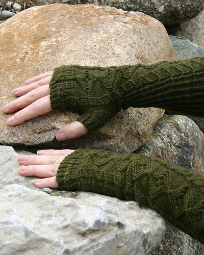 Ravelry: Eowyn's Riding Gauntlets pattern by Susan Pandorf