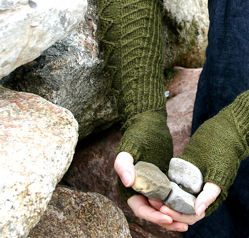 Ravelry: Eowyn's Riding Gauntlets pattern by Susan Pandorf