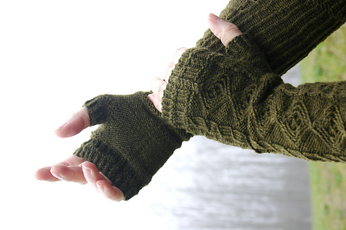 Ravelry: Eowyn's Riding Gauntlets pattern by Susan Pandorf