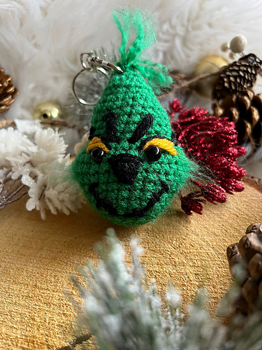 Ravelry: The Grinch keychain pattern by Tidzhen Gyuldzhu