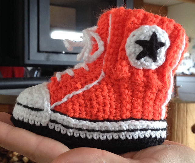 Ravelry: baby converse sutsko pattern by Pernille Emonds