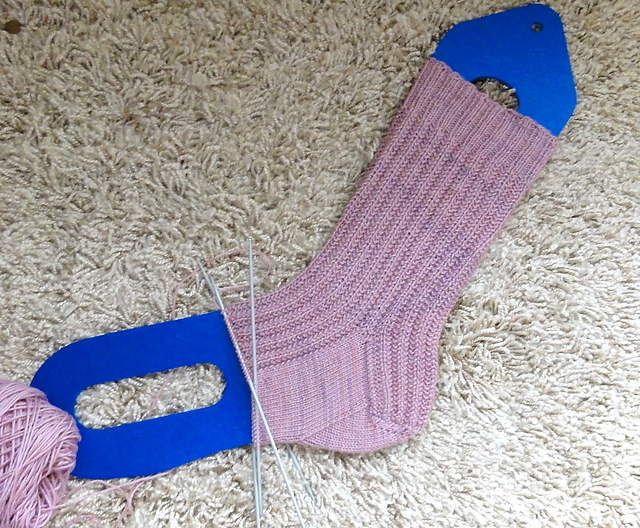 Ravelry: pinkoknitter's Reversible Ribs Socks