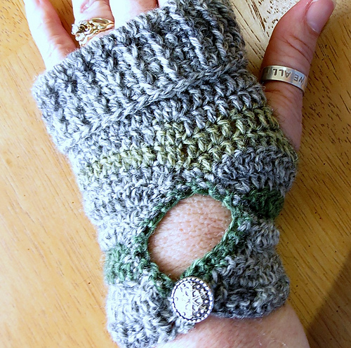 Ravelry: Keyhole Driving Gloves pattern by Pam Daley