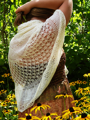 Ravelry: Eglantine pi shawl pattern by Ambre Nid de Vigogne