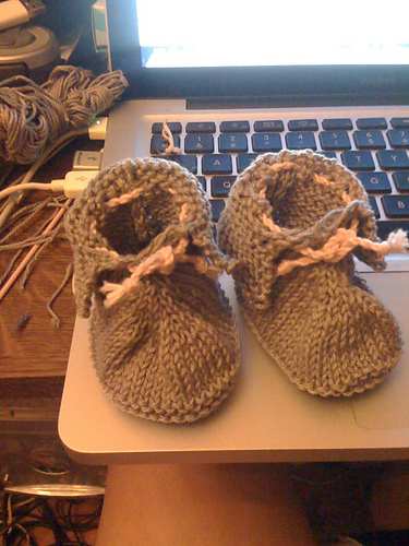 Ravelry: #25 Chaussons bébé bicolore pattern by Phildar Design Team