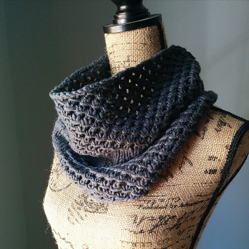 Ravelry: Irish Mesh Cowl pattern by Linda Thach