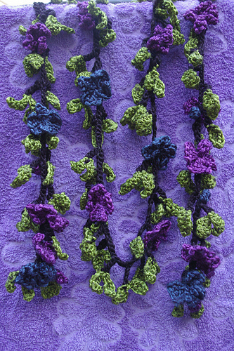 Ravelry: Garland Scarves pattern by Sheila Zachariae
