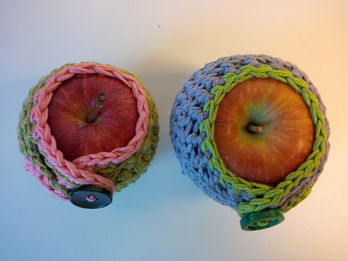 Ravelry: Apple Cozy (2 sizes) pattern by Julia Ailuj