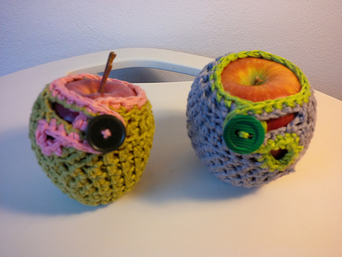 Ravelry: Apple Cozy (2 sizes) pattern by Julia Ailuj