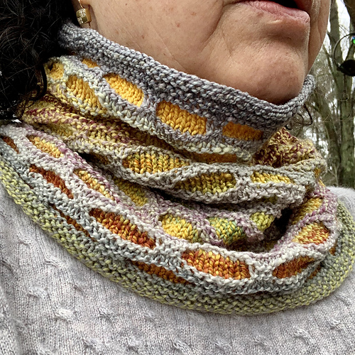 Ravelry: Lozenge Cowl pattern by Raging Wool