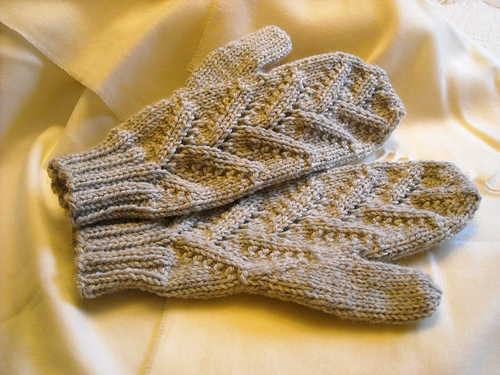 Ravelry: Adiri Mittens pattern by Julia Trice