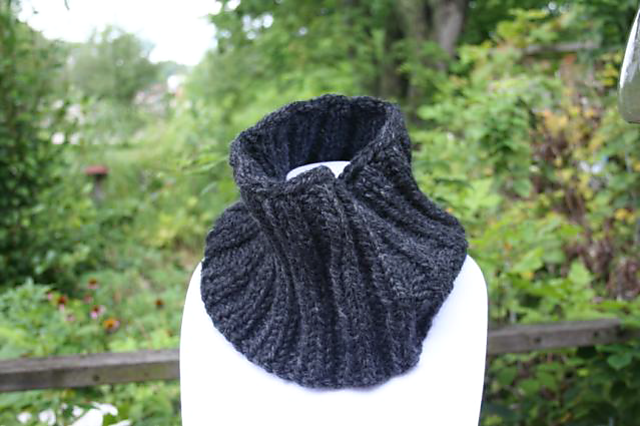 Ravelry: Chunky Ribbed Button Cowl pattern by Chelsea P.