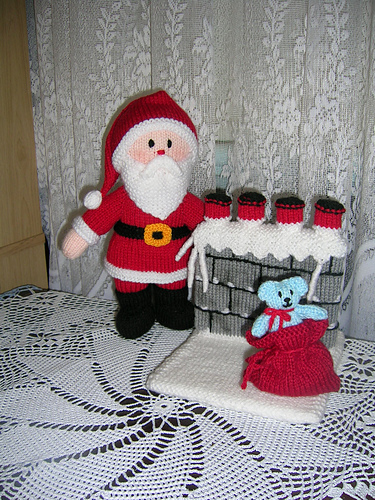 Ravelry: Santa (9") pattern by Jean Greenhowe