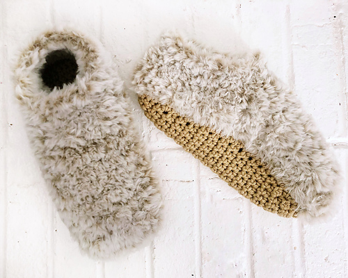 Ravelry: Cozy Christmas Morning Slippers pattern by Rohn Strong