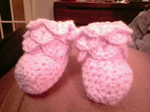 Ravelry: Crocodile Stitch Baby Booties pattern by Laura Tegg