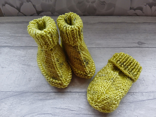 Ravelry: Berty Baby Boots and Mittens pattern by Rosewood Yarns