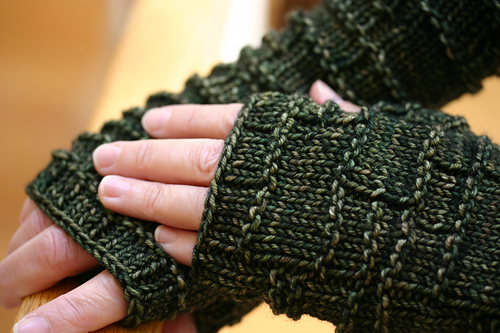 Ravelry: Dry Stone Mitts pattern by Dani Sunshine
