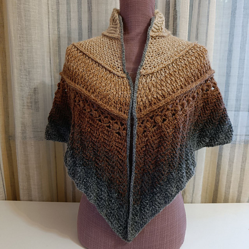 Ravelry: Chal Awen - Capelet pattern by Saekita
