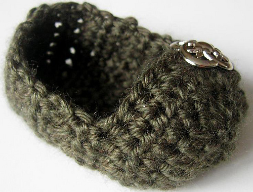 Ravelry: Cross Over Toe Baby Ballet Slippers pattern by Laura Hooker