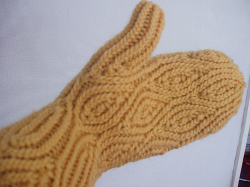 Ravelry: Almond Mittens pattern by Dagmar Mora