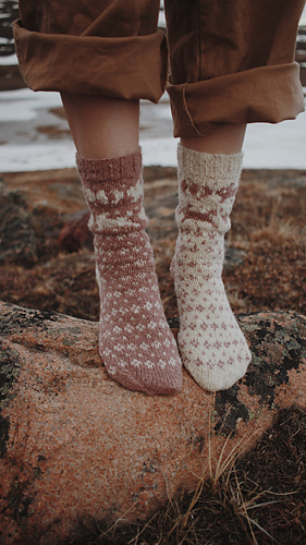 Ravelry: moonbun socks pattern by saskie&co
