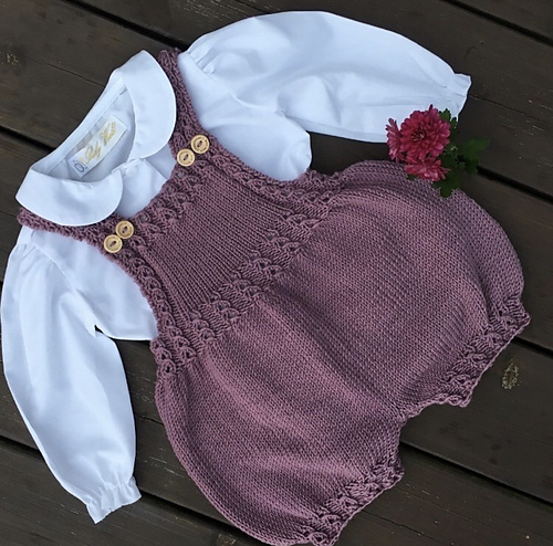 Ravelry: Småfletteromper / Mock Cable Romper pattern by scandiknit