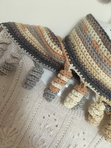 Ravelry: Pine Cones Scarf pattern by Serena Glynn