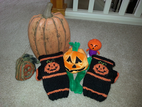 Ravelry: happy halloween mitts pattern by laura avery
