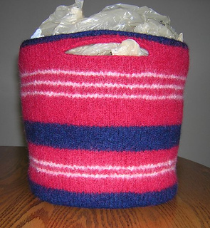 Ravelry: Round Bottom Buttonhole Handle Bag pattern by Sally Walter