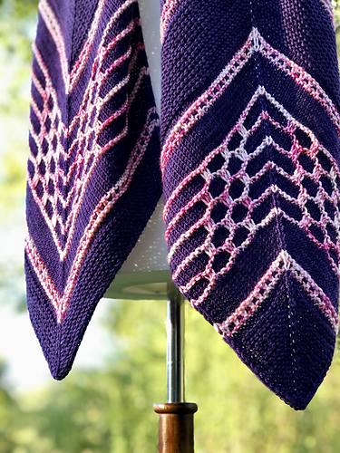 Ravelry: Bee Loved pattern by Jennifer Weissman