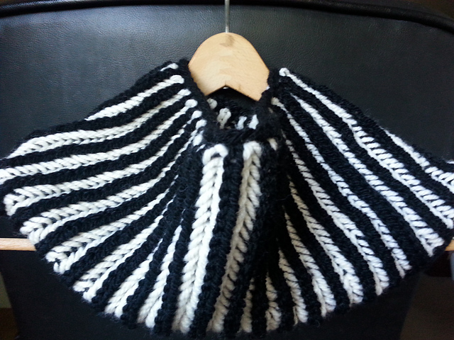 Ravelry: Graphic Brioche Cowl pattern by Dickens Knits