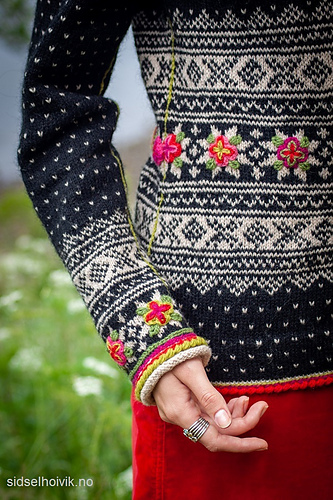 Ravelry: Roses in Setesdal pattern by Sidsel J. Høivik