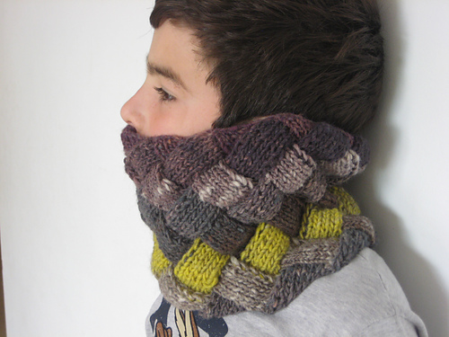 Ravelry: Entrelac Cowl pattern by Preita Salyer