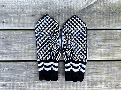 Ravelry: Selbu four leaf roses mittens pattern by SISNO DESIGN