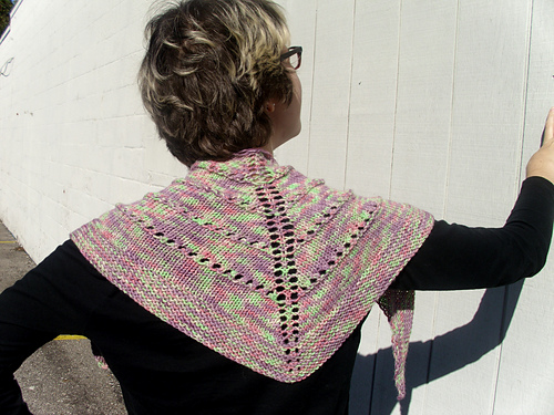 Ravelry: Wing Tips Shawlette pattern by Sarah-Ashley Ortiz