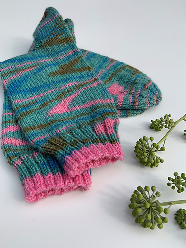 Ravelry: Basic Socks with a twist pattern by Pien Roggeveen