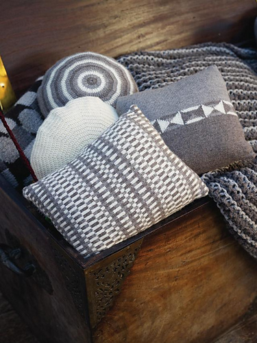 Ravelry: Plain and Striped Circular Cushion - DK pattern by Marie Wallin