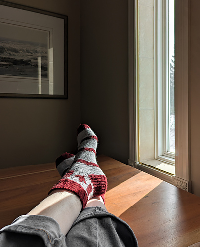 Ravelry: Elbows Up Shorty Socks pattern by Alexandra Methé