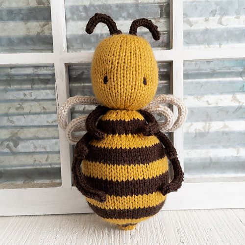 Ravelry: Willow Bee pattern by Sandra Magalhães