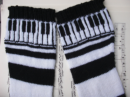 Ravelry: Fibonacci Piano Socks pattern by sowhynot