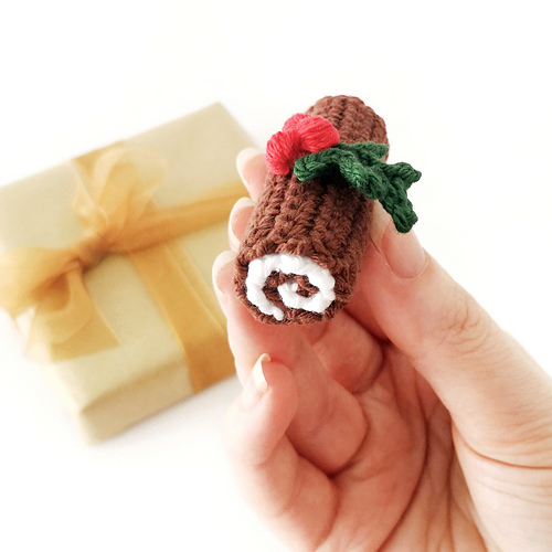 Ravelry: Yule Log Ornament pattern by Fay Lyth