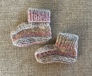 Ravelry: stitchnquilt's Greemy baby booties