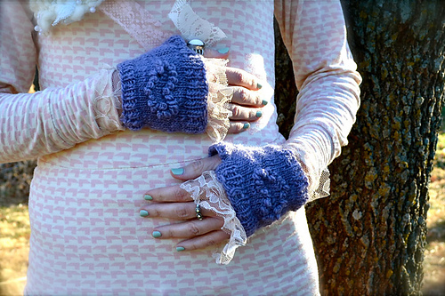 Ravelry: Homespun Hearts Hand-Huggers pattern by Moth and Rust