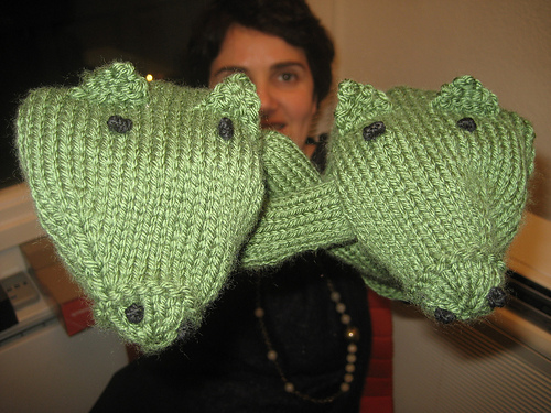 Ravelry: Piggy Mittens pattern by SpillyJane